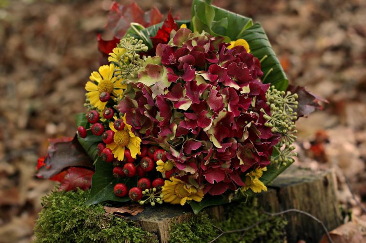 A Basic Guide To Floral Design: Best Flower Arranging Techniques ...